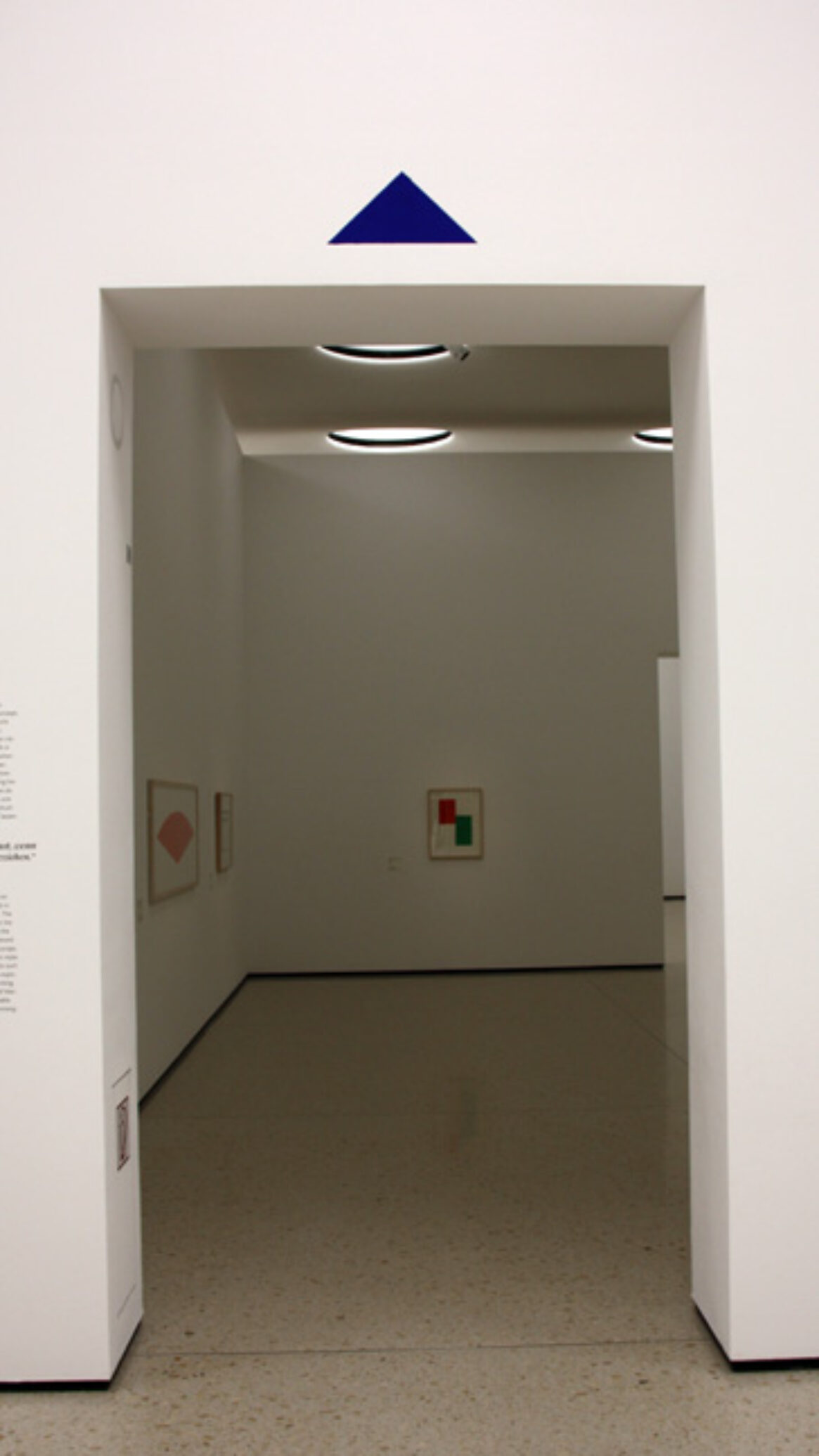 Was soll bloß dieses blaue Dreieck über der Tür? | Städel Stories